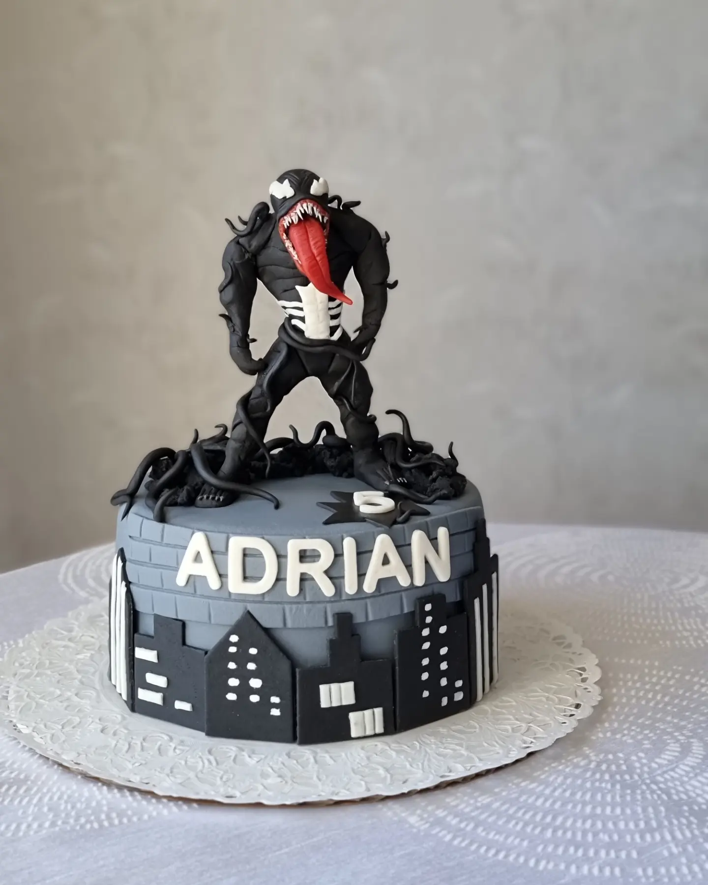 Venom spindelman tårta - Tartdekorationer.com